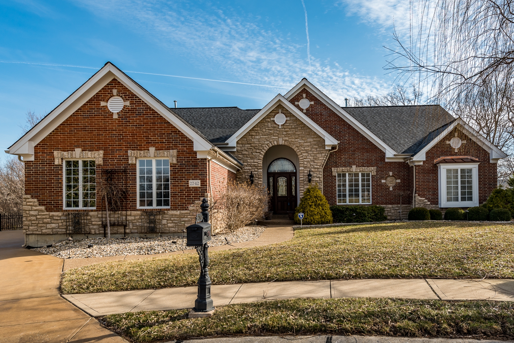 2742 Wynncrest Manor, Chesterfield New Listing! - ST LOUIS STYLE