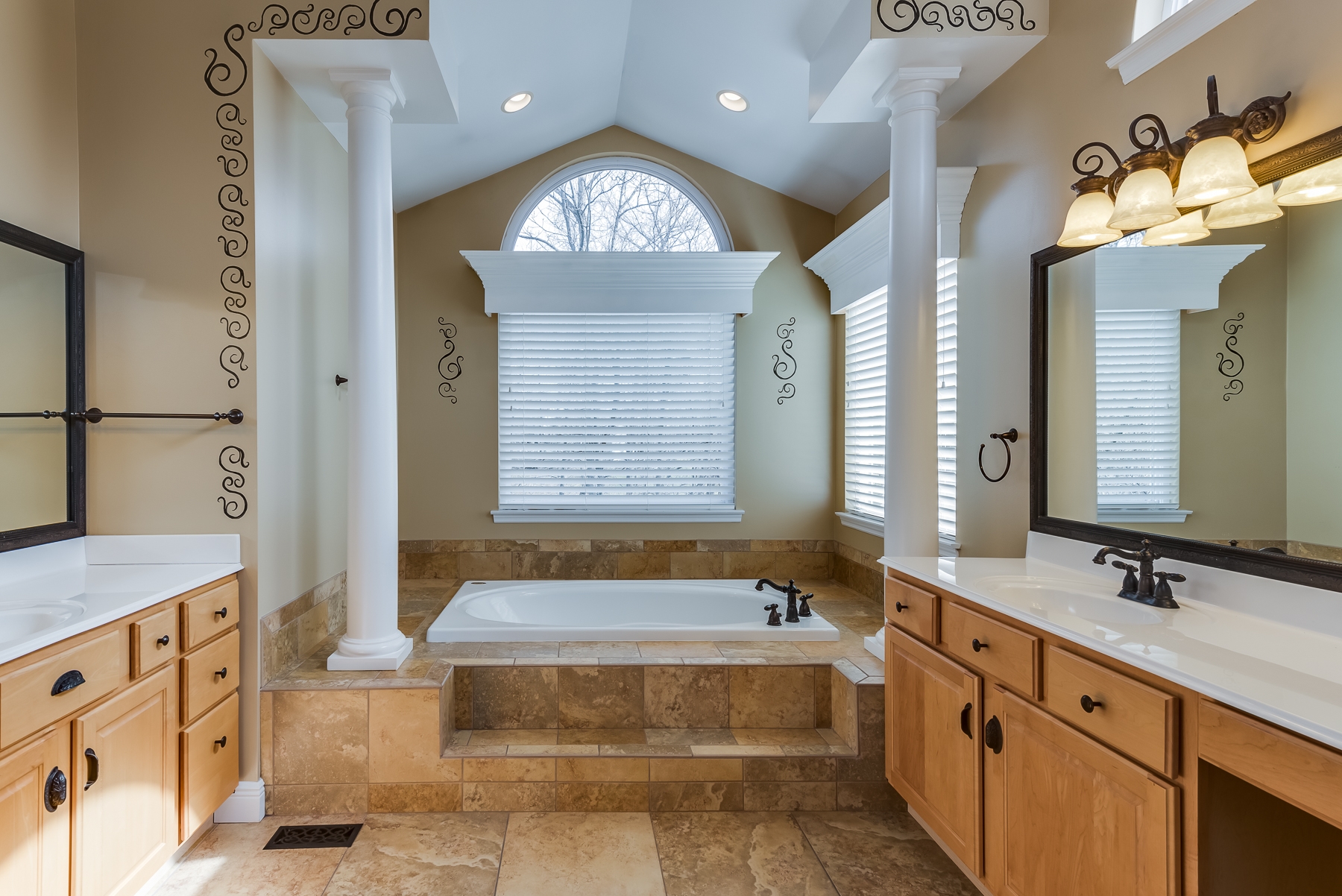 2742 Wynncrest Manor, Chesterfield New Listing! - ST LOUIS STYLE